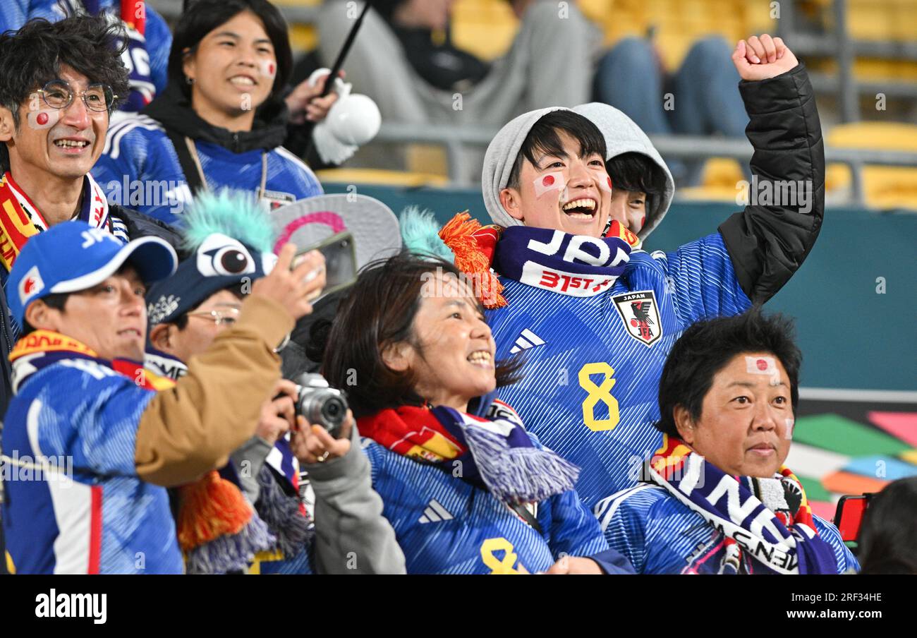 Supporters japan cheer team world hi-res stock photography and images ...