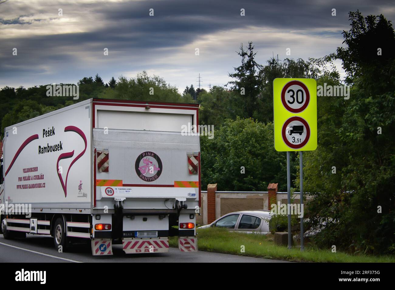Entry of a lorry behind a road sign (B4): Prohibition of entry of ...