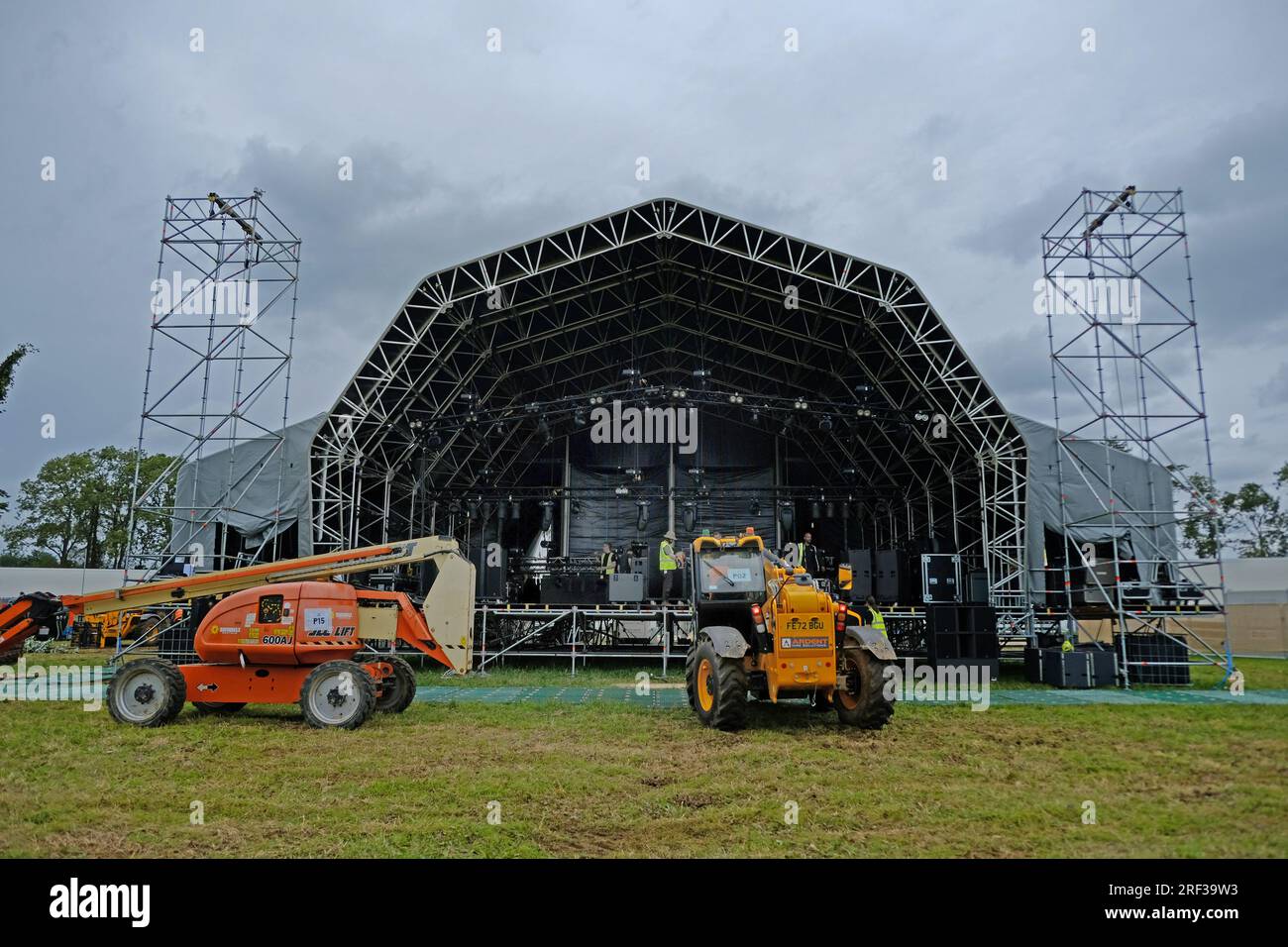 Large stage hi-res stock photography and images - Alamy