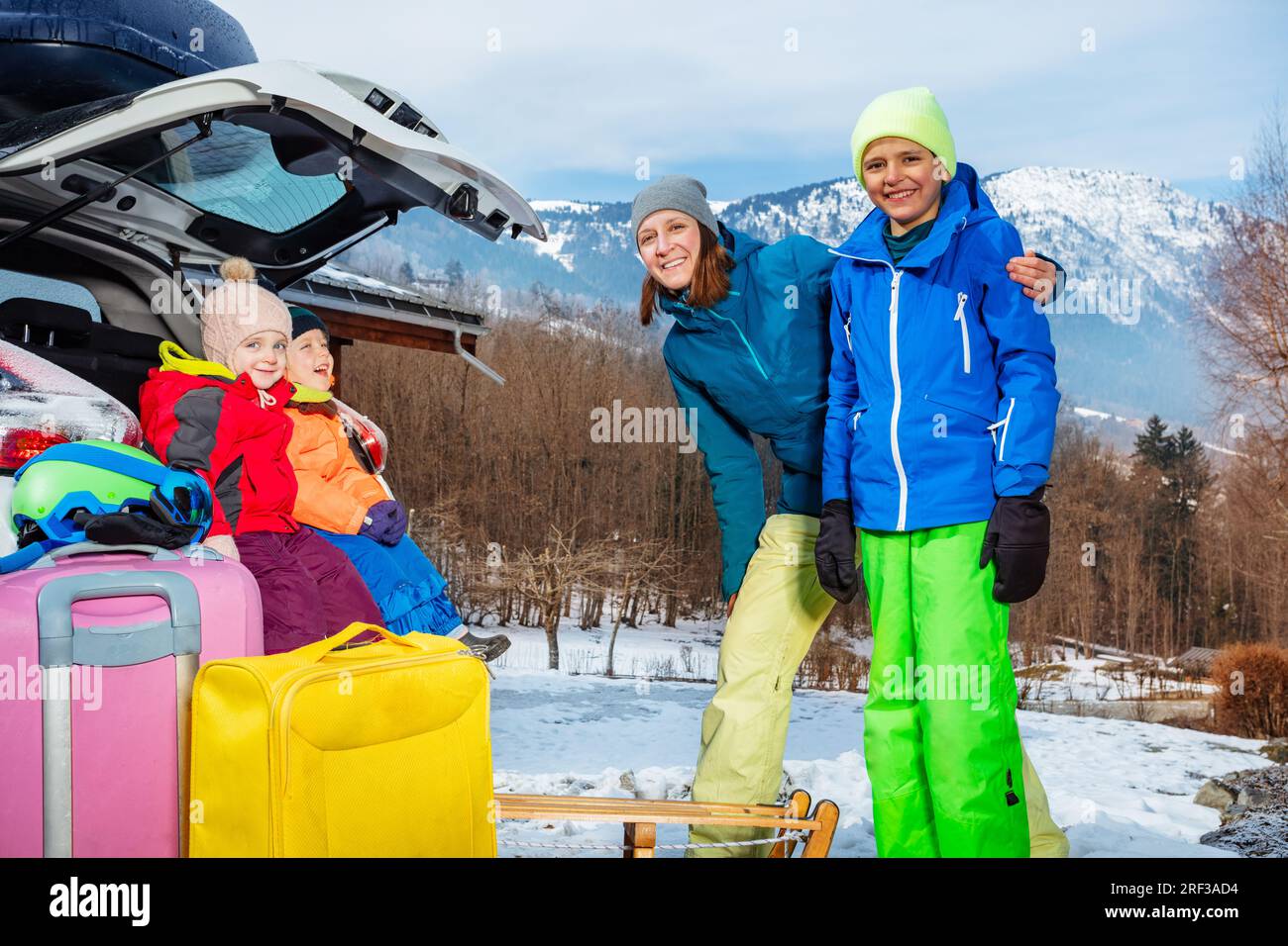 Daughter hug mom car hi-res stock photography and images - Alamy
