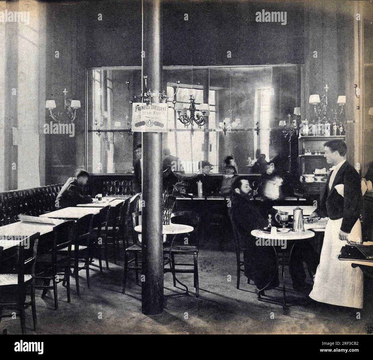 "Le Petit cafe" a Paris. Photographie, fin 19eme siecle, Paris. Coll ...