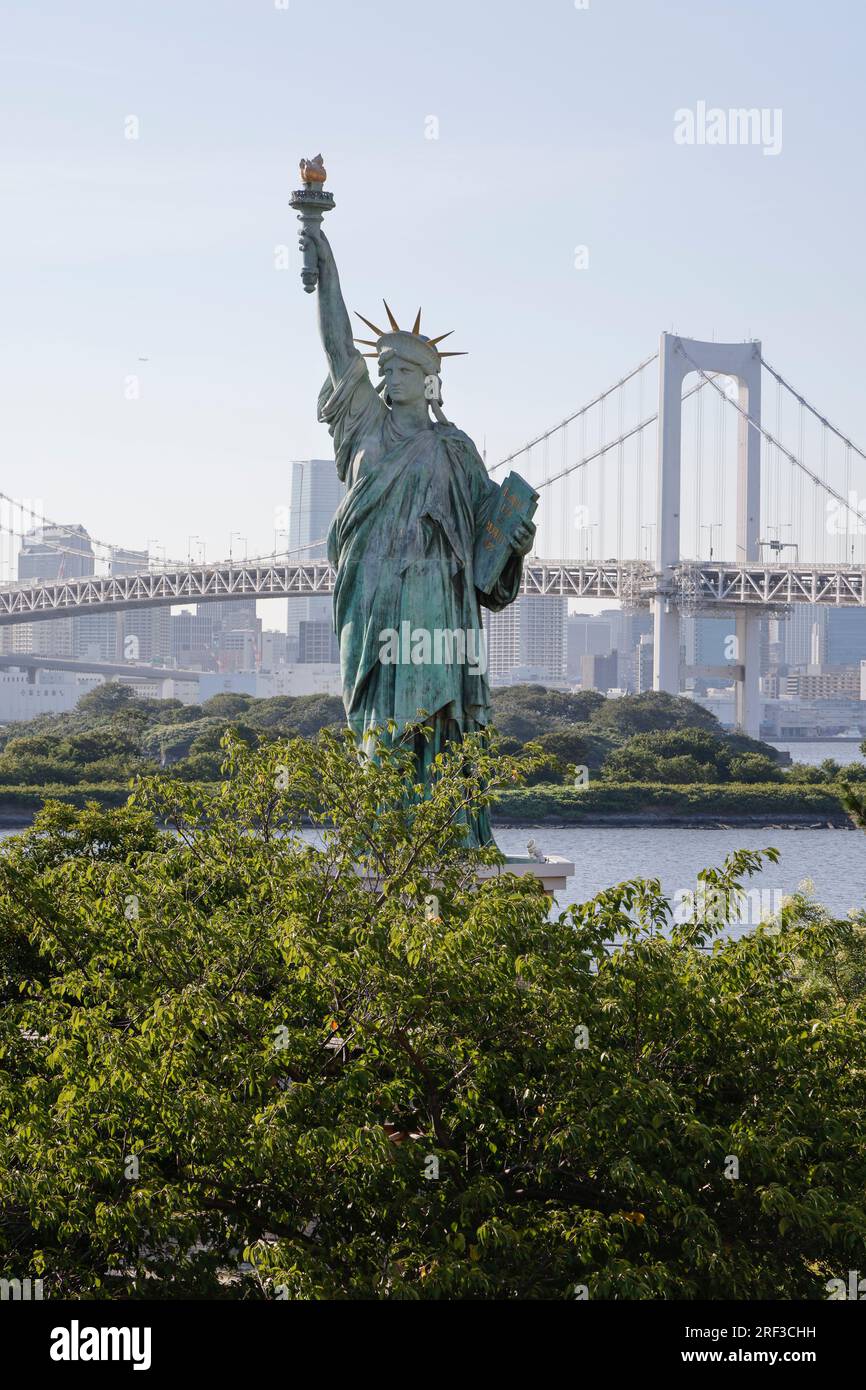 ODAIBA STATUE OF LIBERTY TOKYO Stock Photo - Alamy