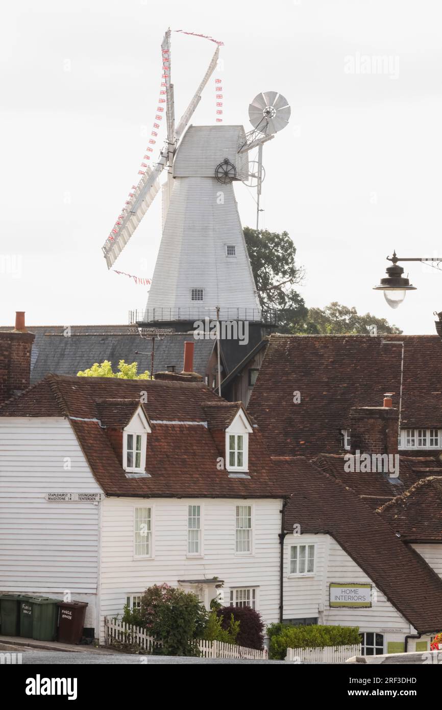 England, Kent, Weald of Kent, Cranbrook, Town View with The Union ...