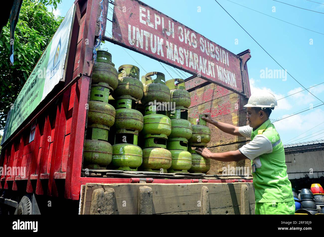 Liquefied petroleum gas unloading hi-res stock photography and images ...