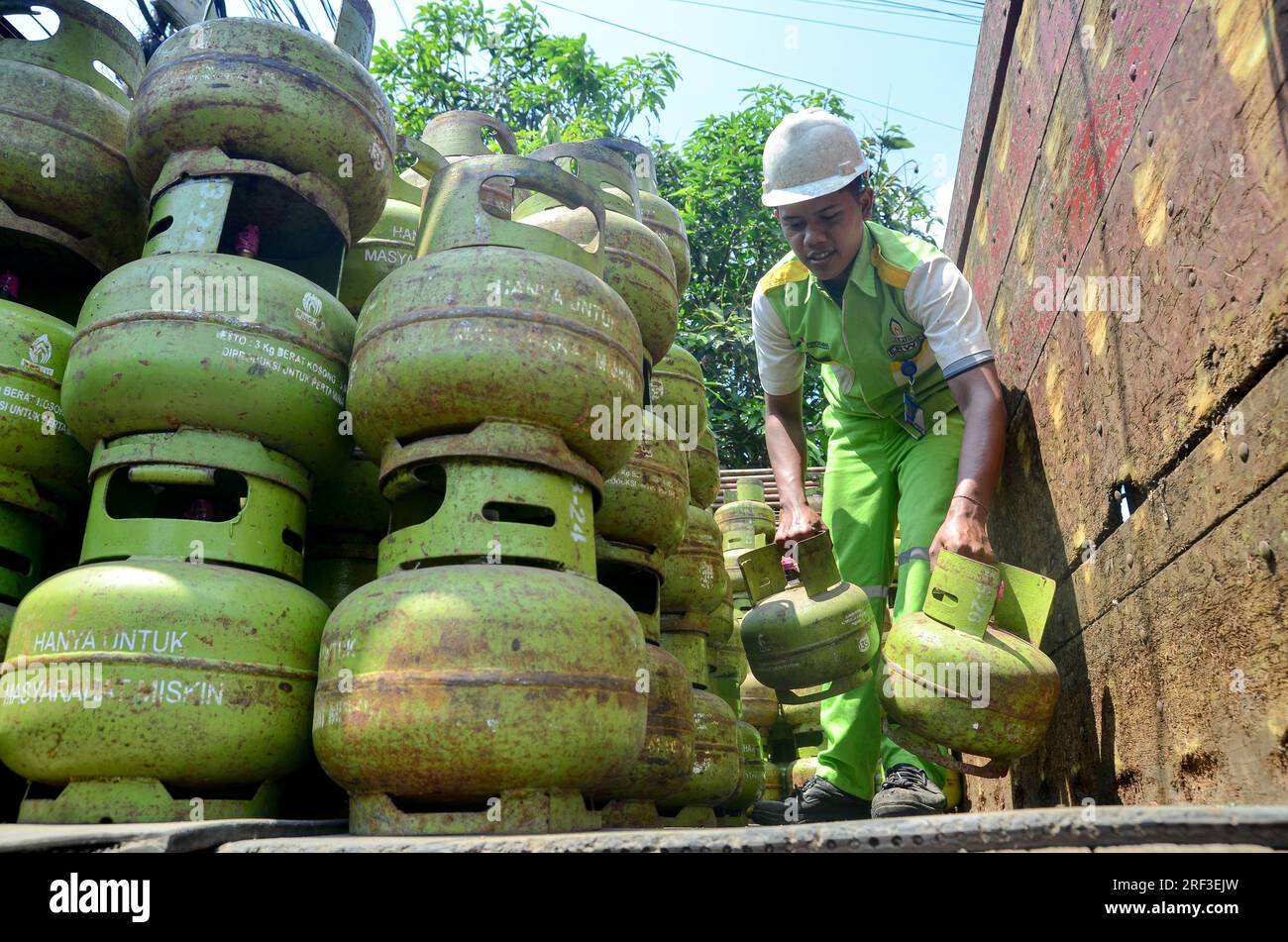 Liquefied petroleum gas unloading hi-res stock photography and images ...