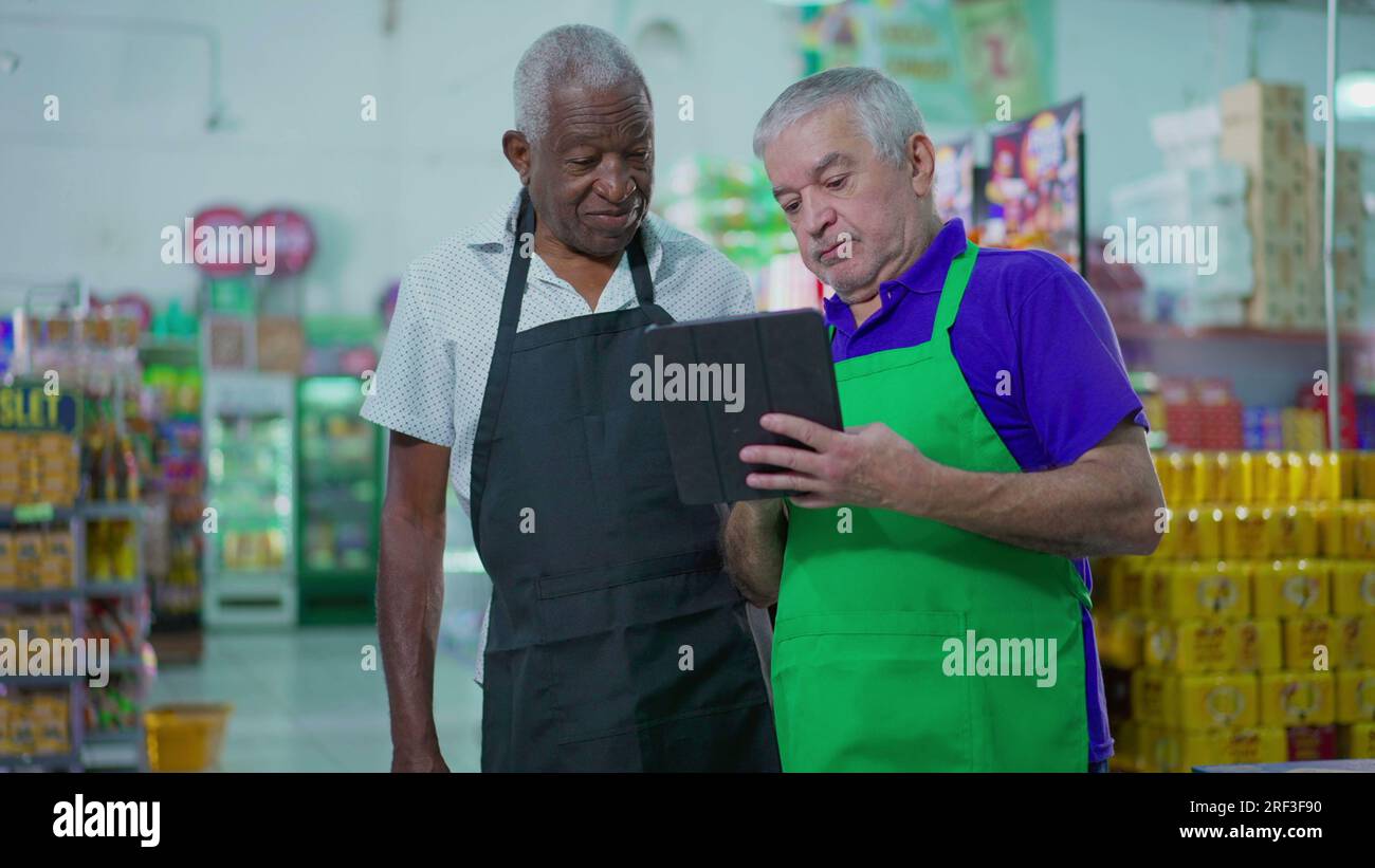 Two grocery store employees hi-res stock photography and images - Alamy