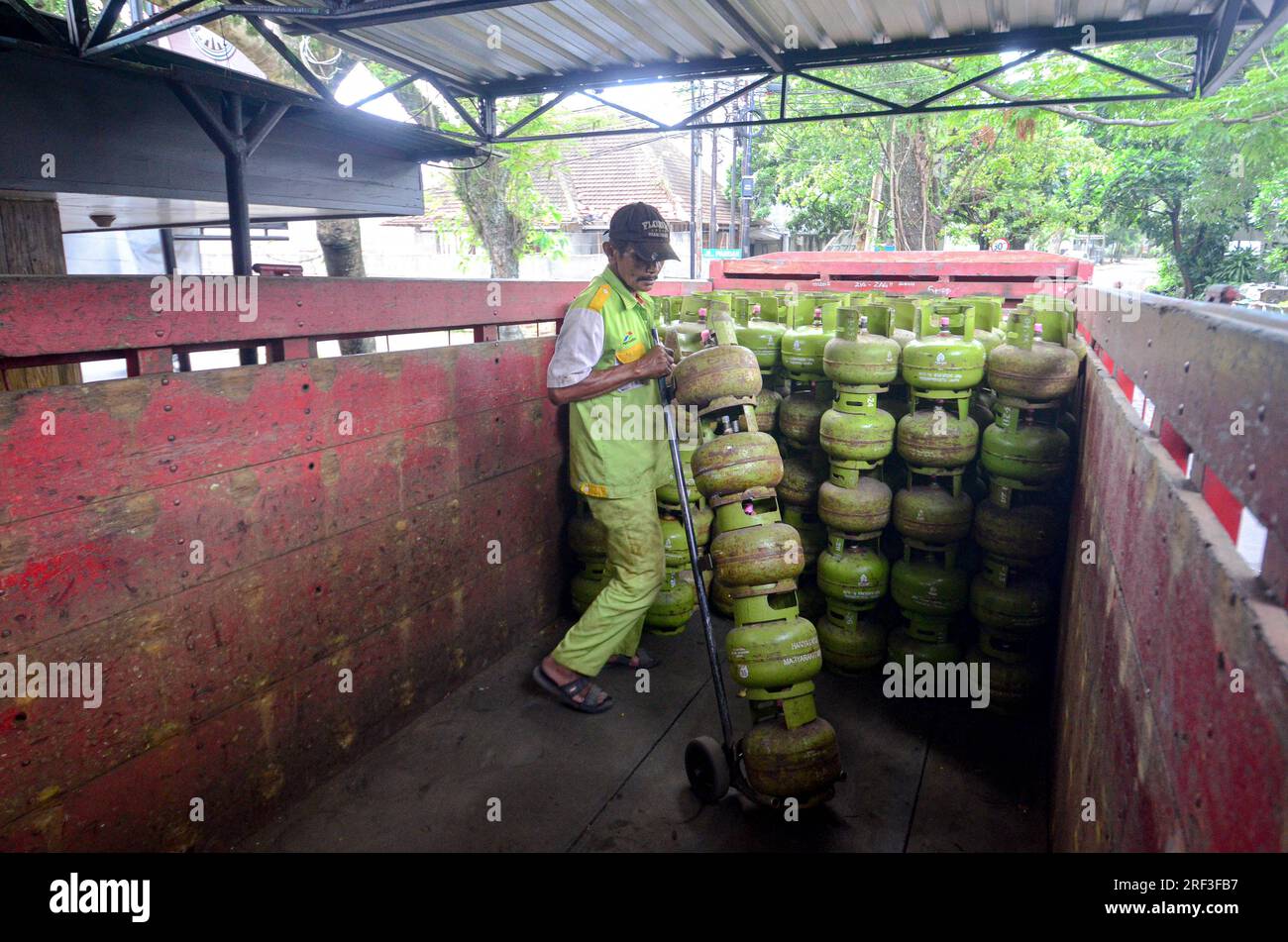 Liquefied petroleum gas unloading hi-res stock photography and images ...
