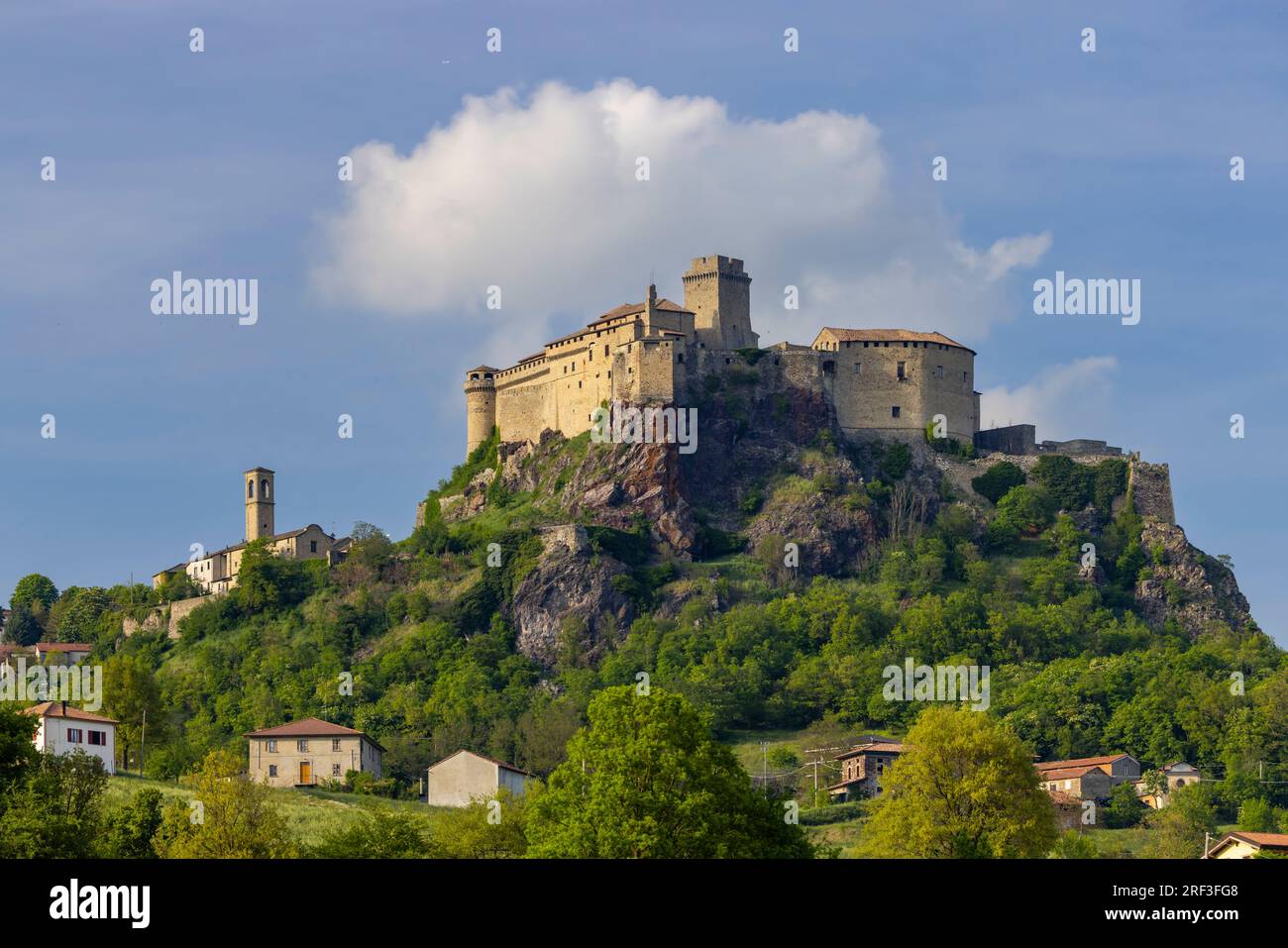 Bardi castle (Castello di Bardi) with town, province of Parma, Emilia ...