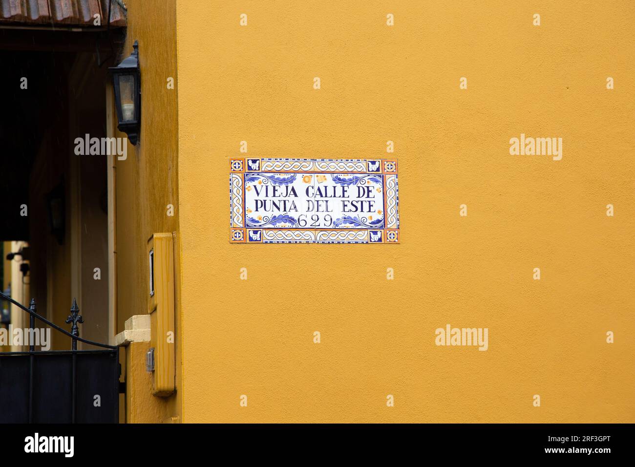 Street name azulejo hi-res stock photography and images - Alamy