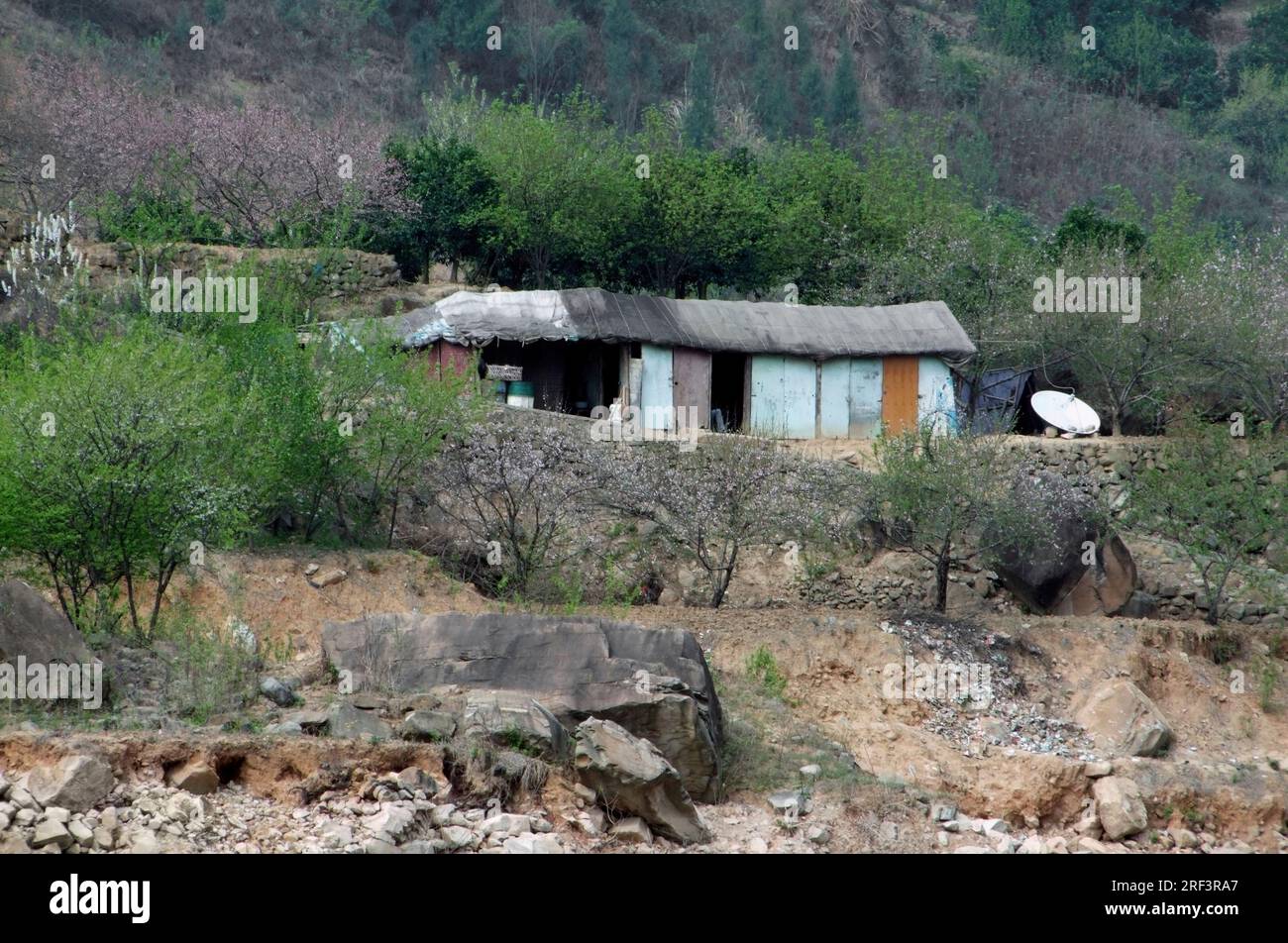 poor shed near Yangtze River in China Stock Photo - Alamy