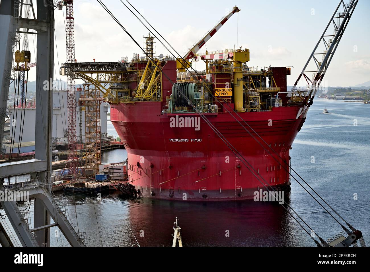 Norwegian crane ship Uglen and floating storage/production vessel ...