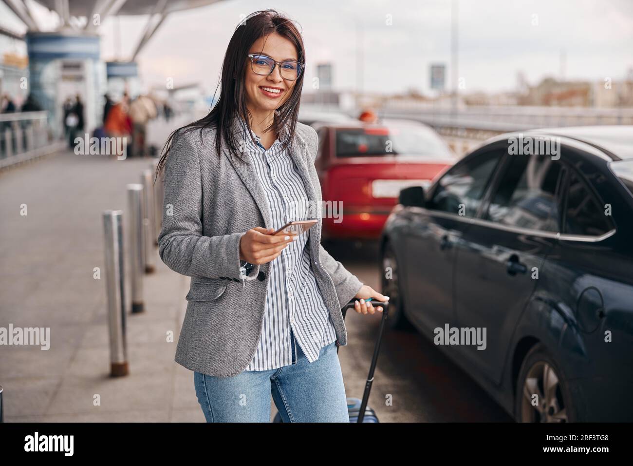 Business woman taking taxi hi-res stock photography and images - Alamy