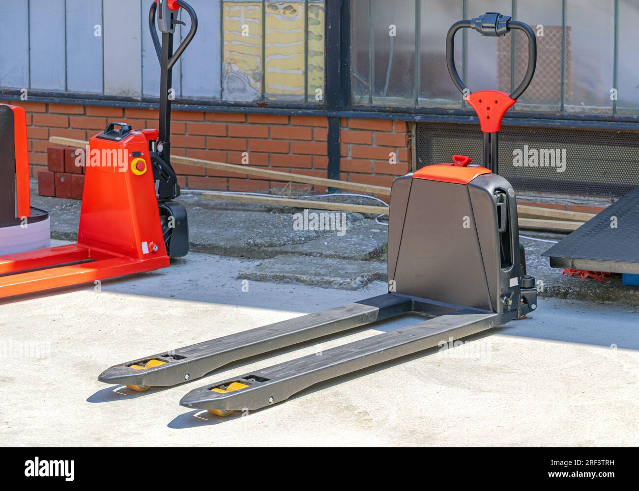 Electric pallet jack hi-res stock photography and images - Alamy