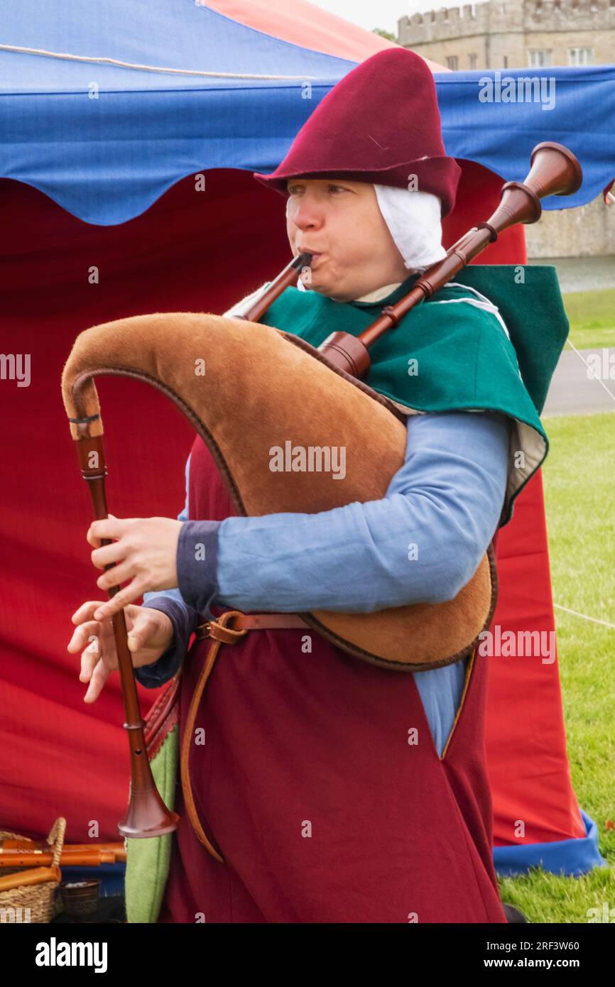 England, Kent, Maidstone, Leeds, Leeds Castle, Medieval Festival, Woman ...