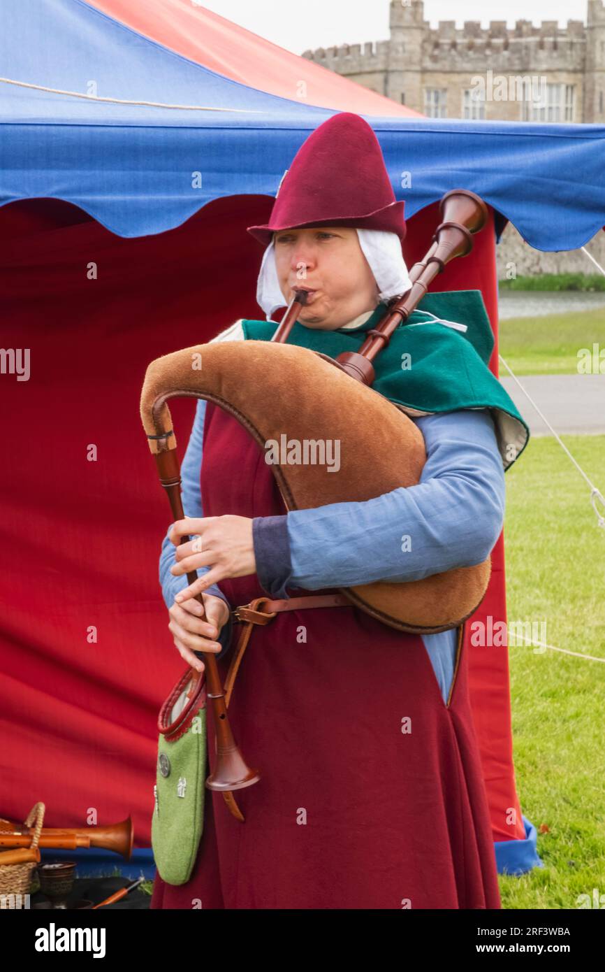 England, Kent, Maidstone, Leeds, Leeds Castle, Medieval Festival, Woman ...