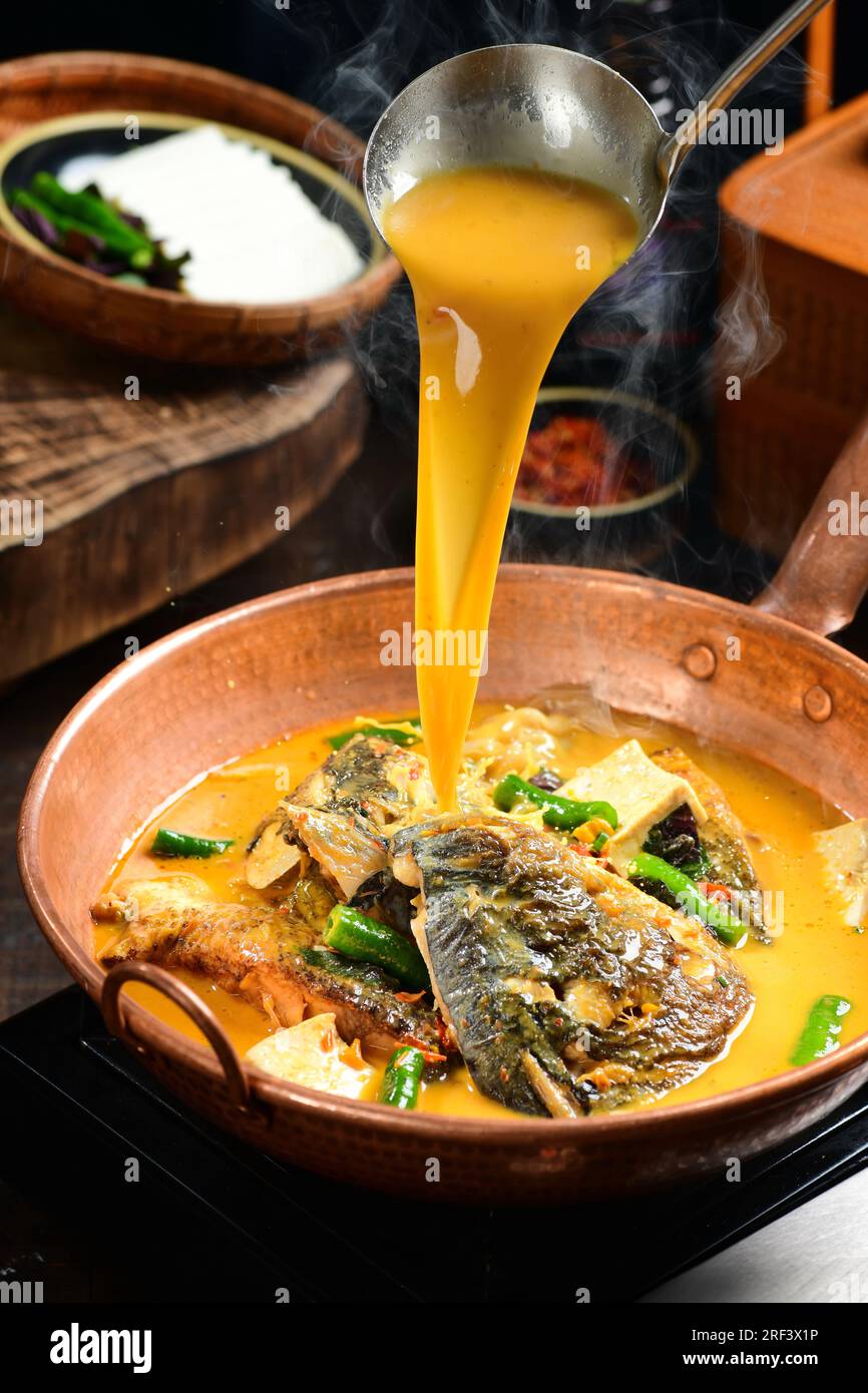 Stewed Fish Head with Tofu in Pottery Pot Stock Photo - Alamy