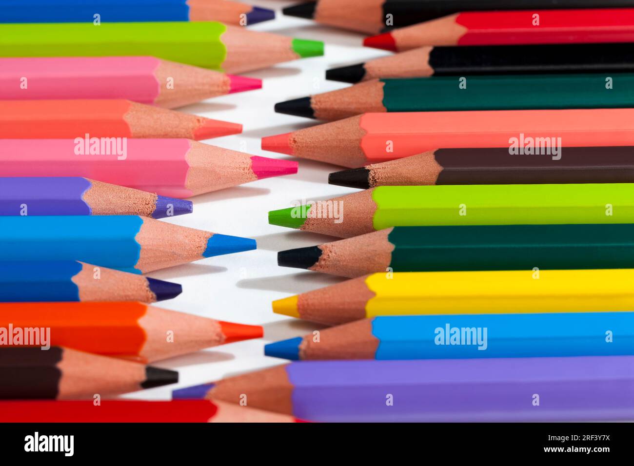 Artist using colored pencils hi-res stock photography and images - Alamy