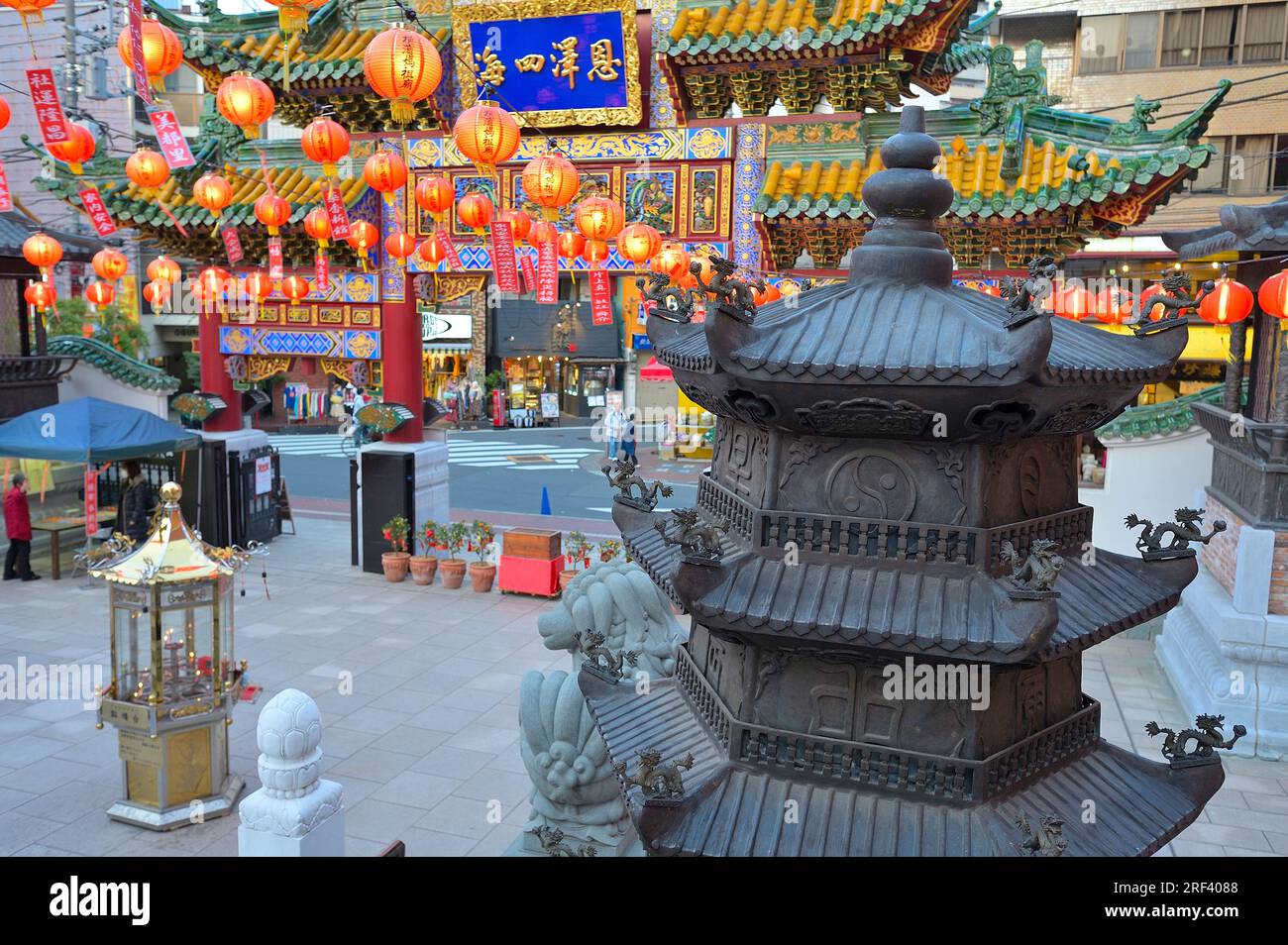 Dragon sculpture entrance chinatown hi-res stock photography and images ...