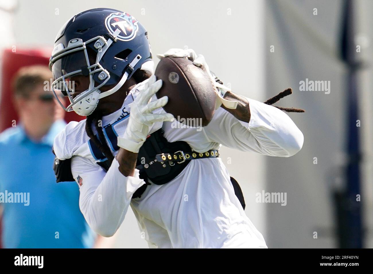 Tennessee Titans wide receiver DeAndre Hopkins makes a catch during an ...
