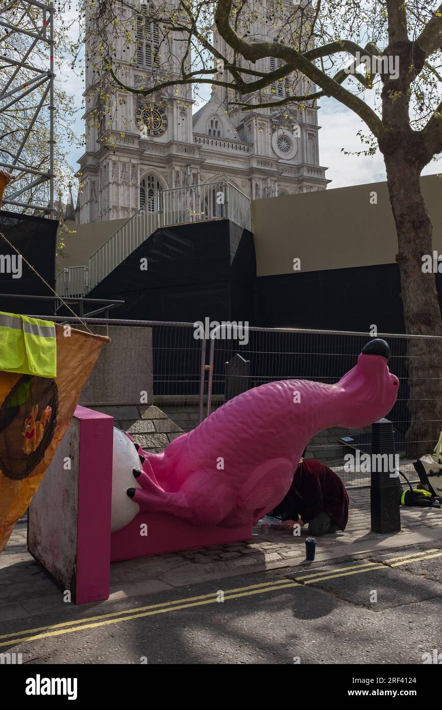 London, UK, 2023. On Earth Day, an activist is painting Extinction ...