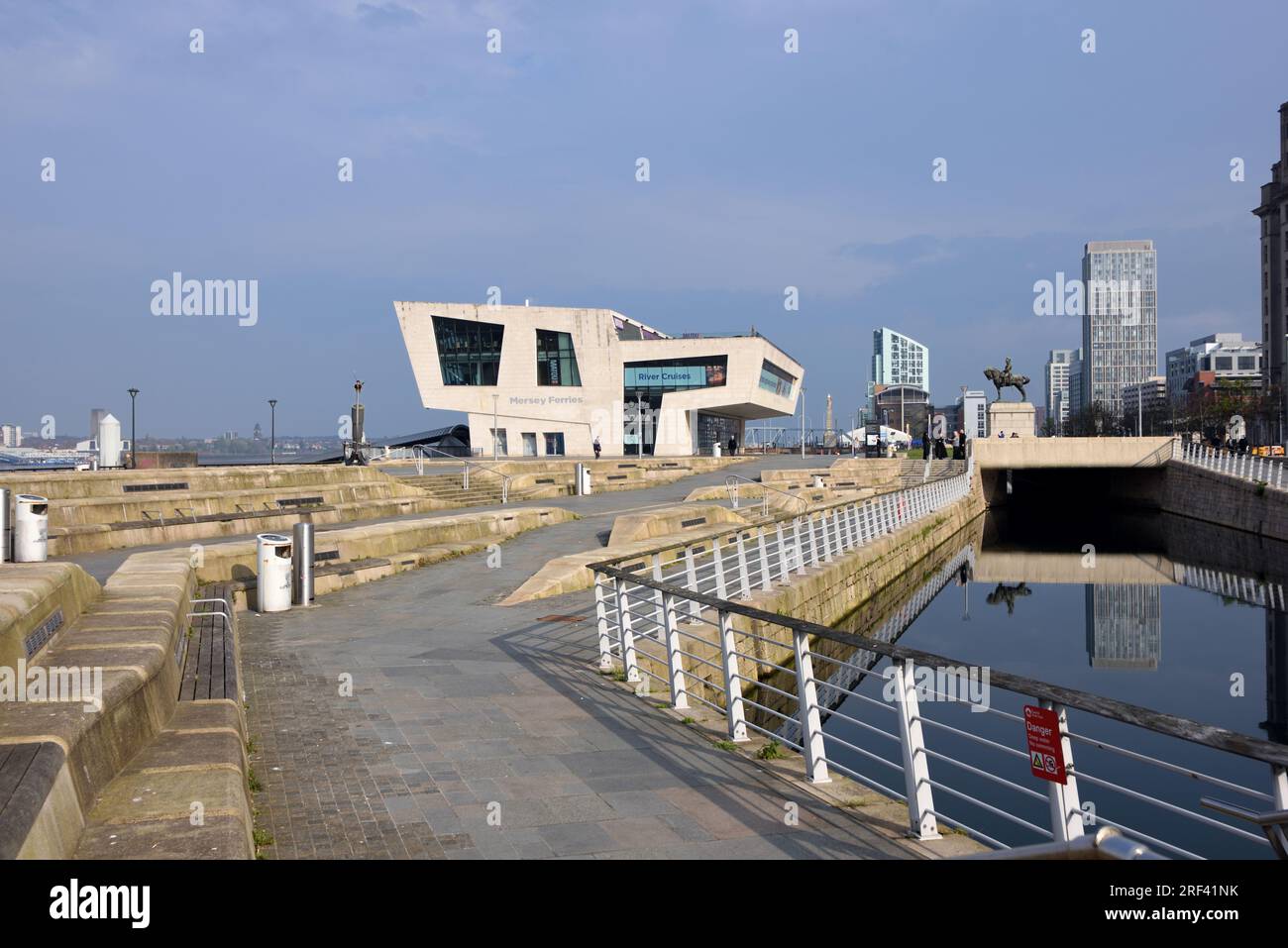 Liverpool seafront hi-res stock photography and images - Alamy