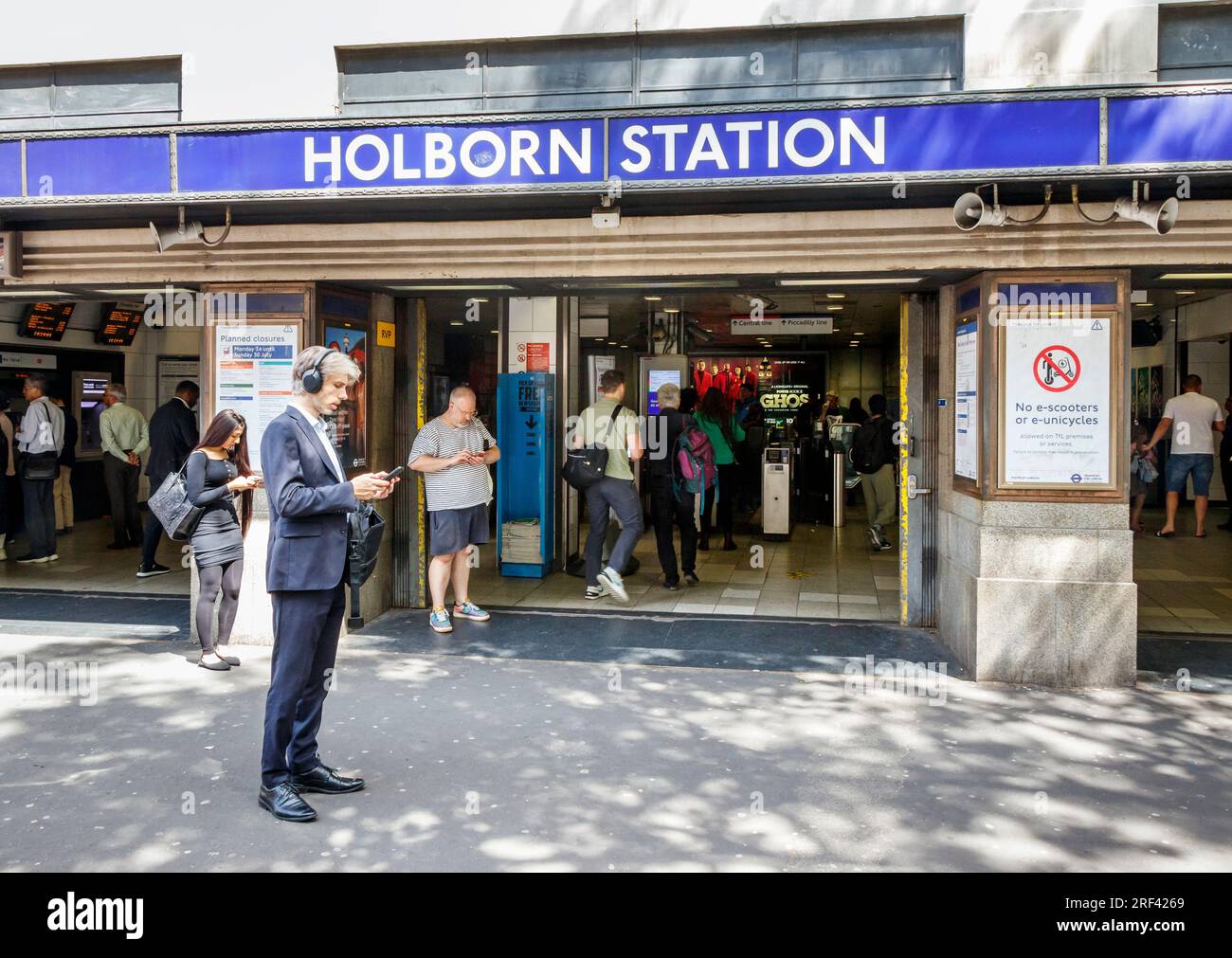 Commuters at Holborn tube station on the Piccadilly and Central lines ...