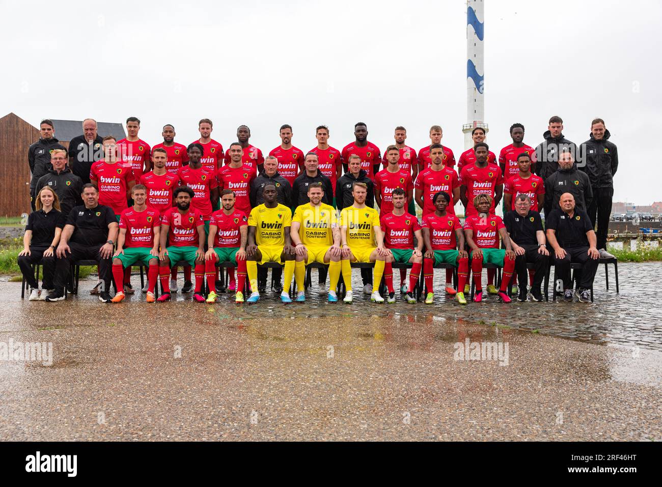 up (L-R), Oostende's Jarne Kesteloot, Oostende's Johan Hoste, Oostende ...