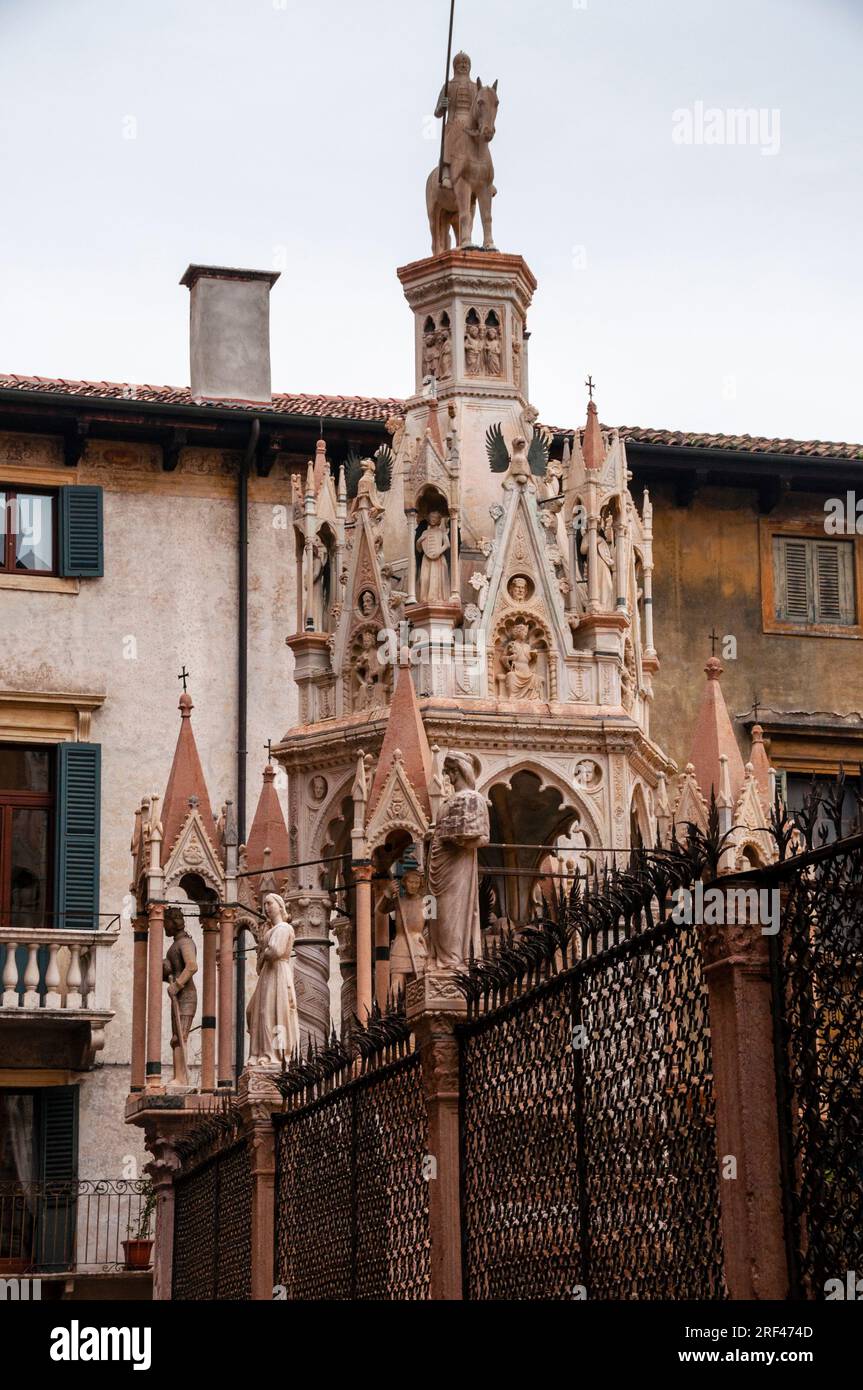 Gothic tomb mastino ii hi-res stock photography and images - Alamy