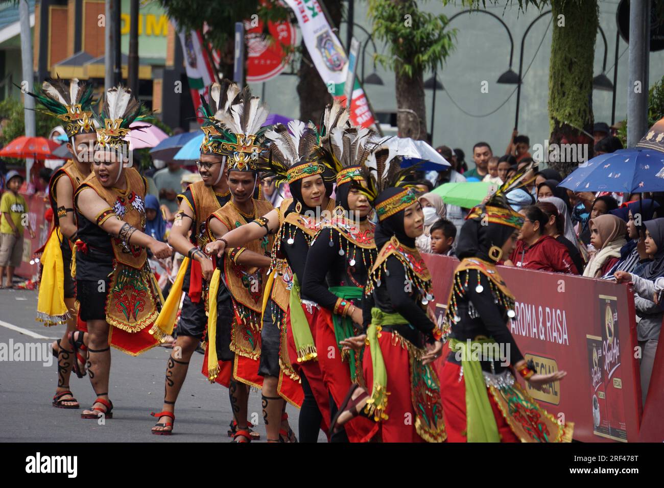 Kalimantan dance hi-res stock photography and images - Alamy