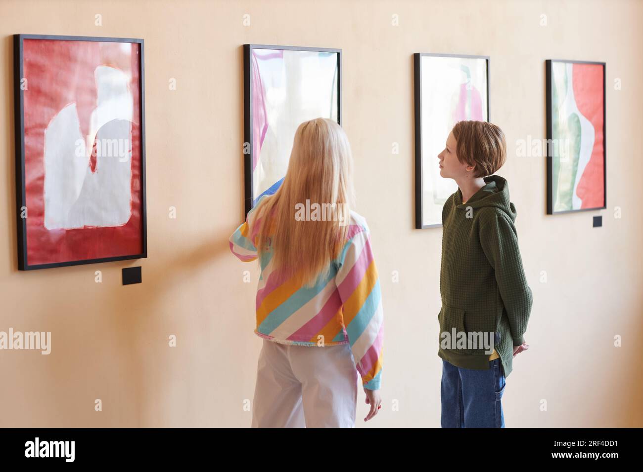 Child looking painting gallery hi-res stock photography and images - Alamy