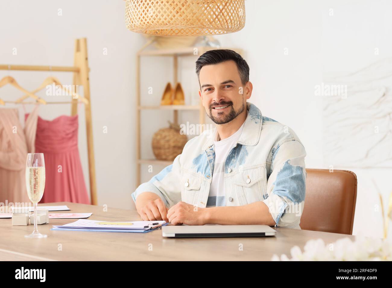 Wedding planner male hi-res stock photography and images - Alamy