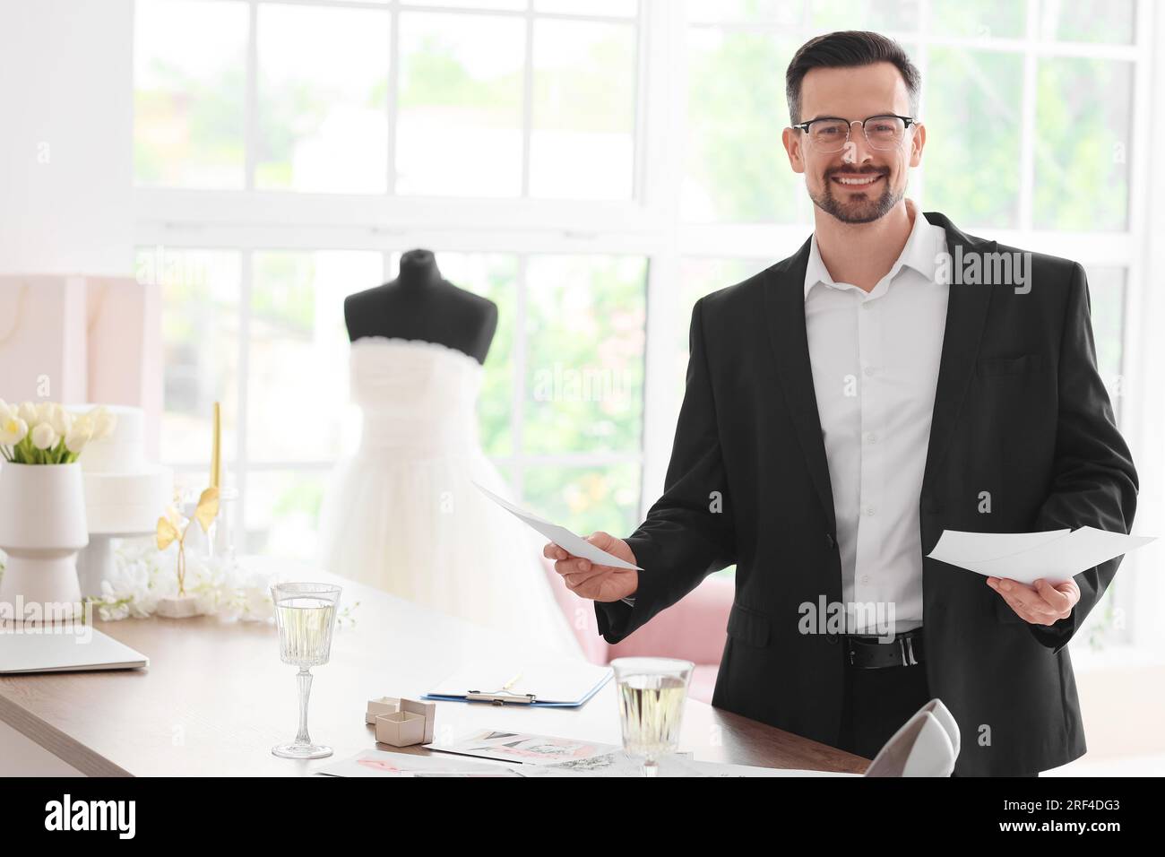 Working with pictures hi-res stock photography and images - Alamy