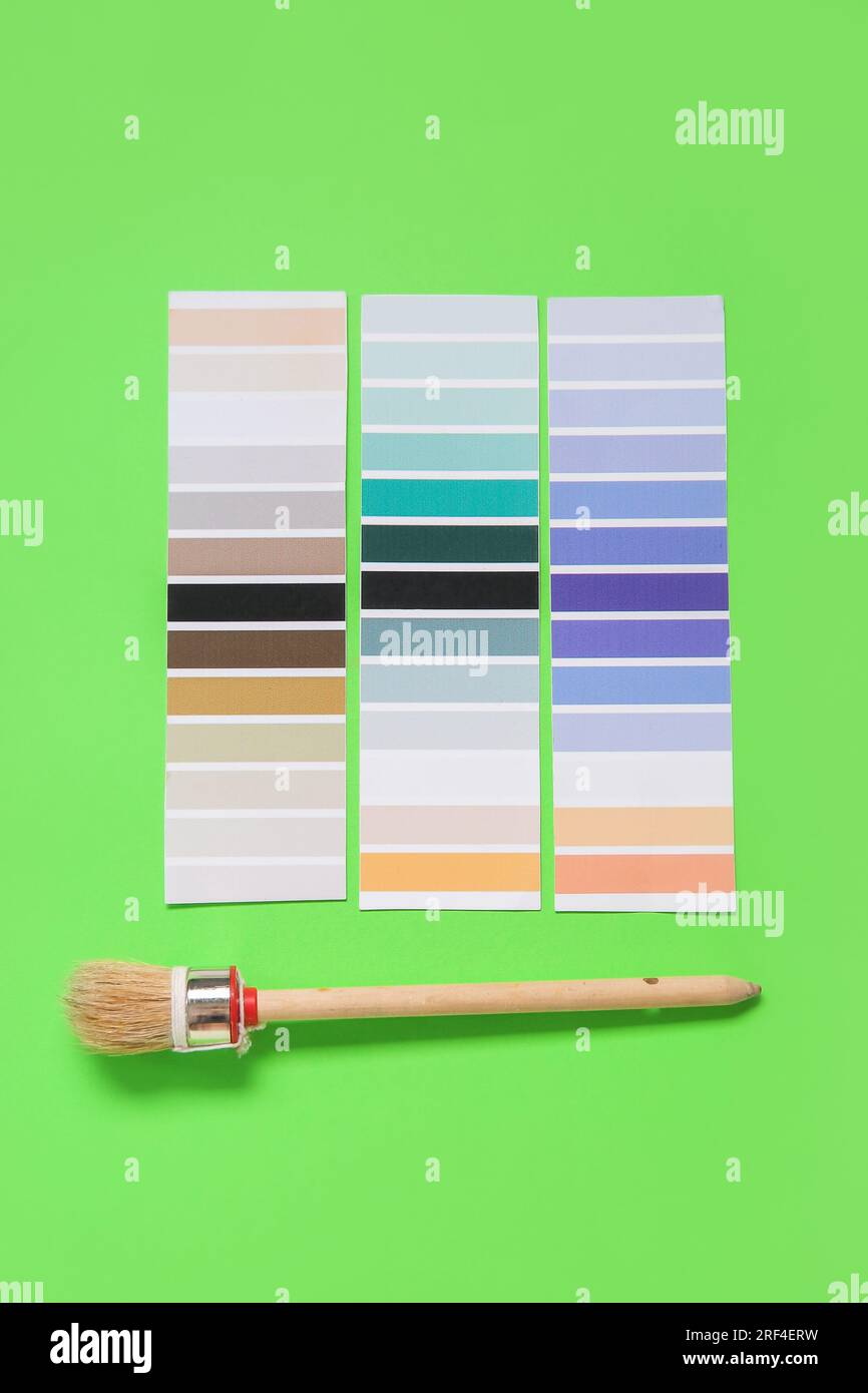 Many color palettes and brush on green background Stock Photo - Alamy