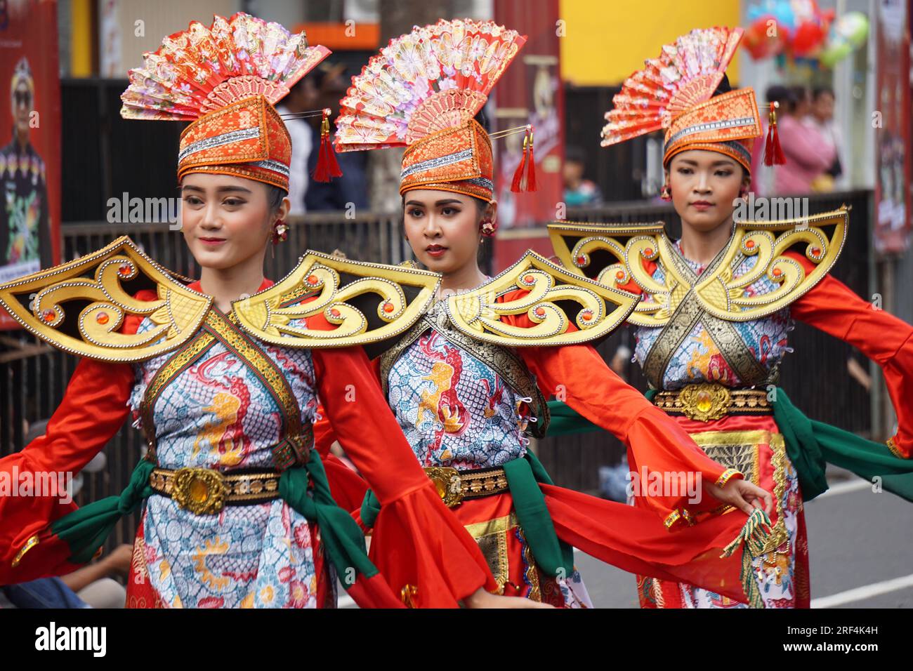 Chiat Ngiat Pan dance from Bangka Belitung. This dance movement has a ...