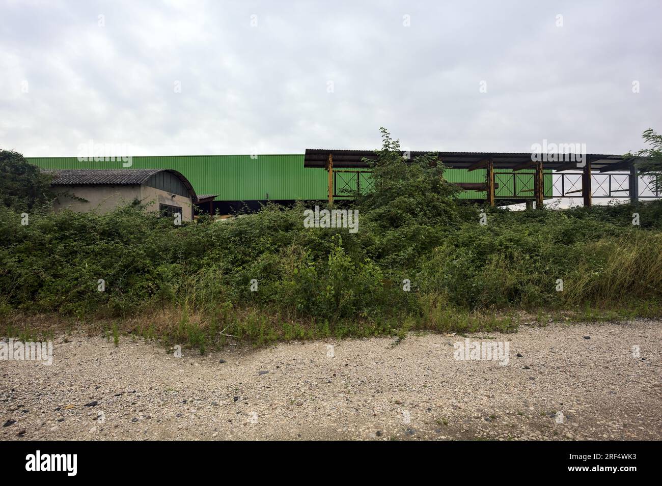 Exterior old brick warehouse loading hi-res stock photography and ...
