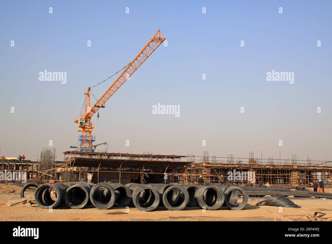 China construction workers crane hi-res stock photography and images ...