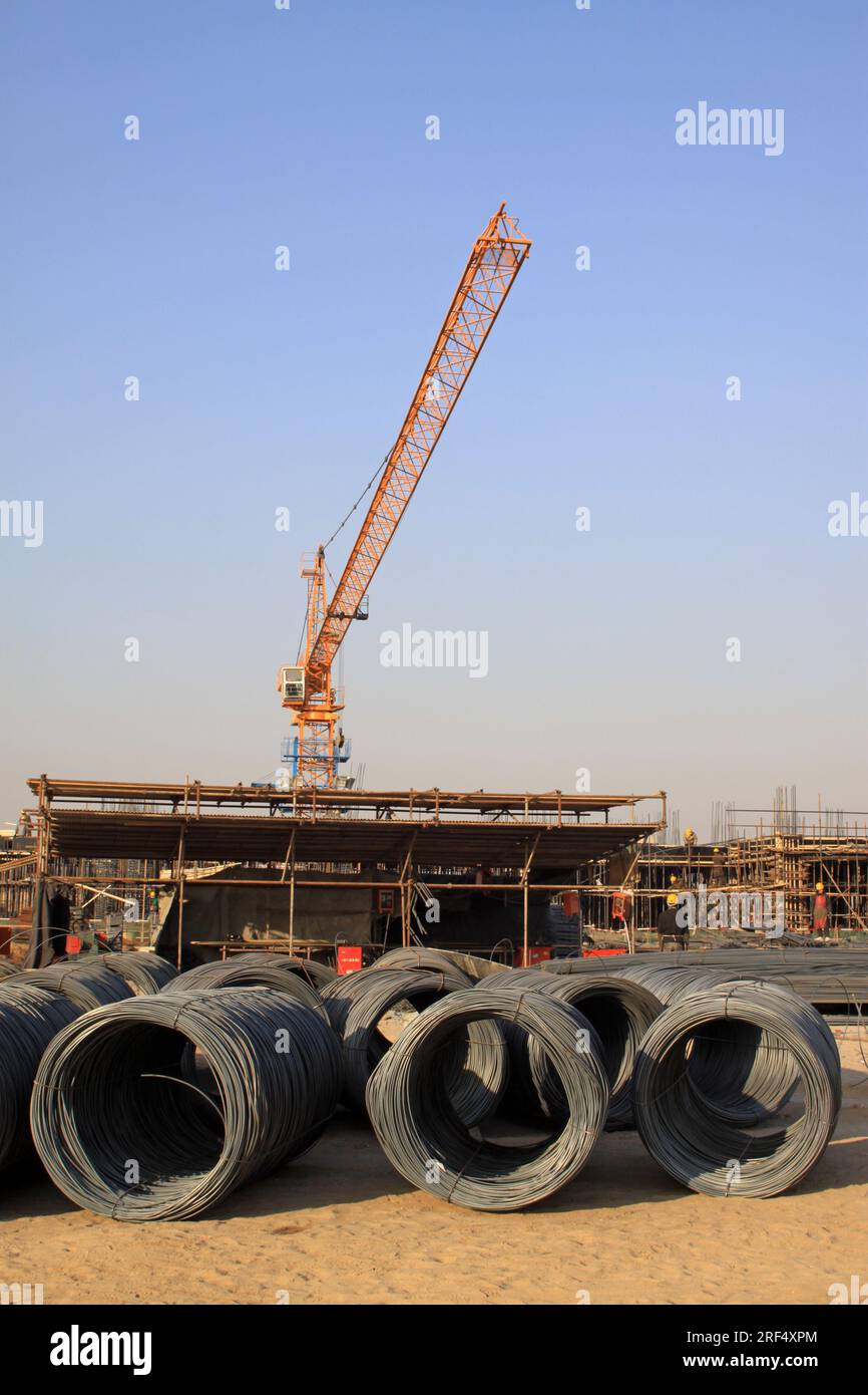 China construction workers crane hi-res stock photography and images ...