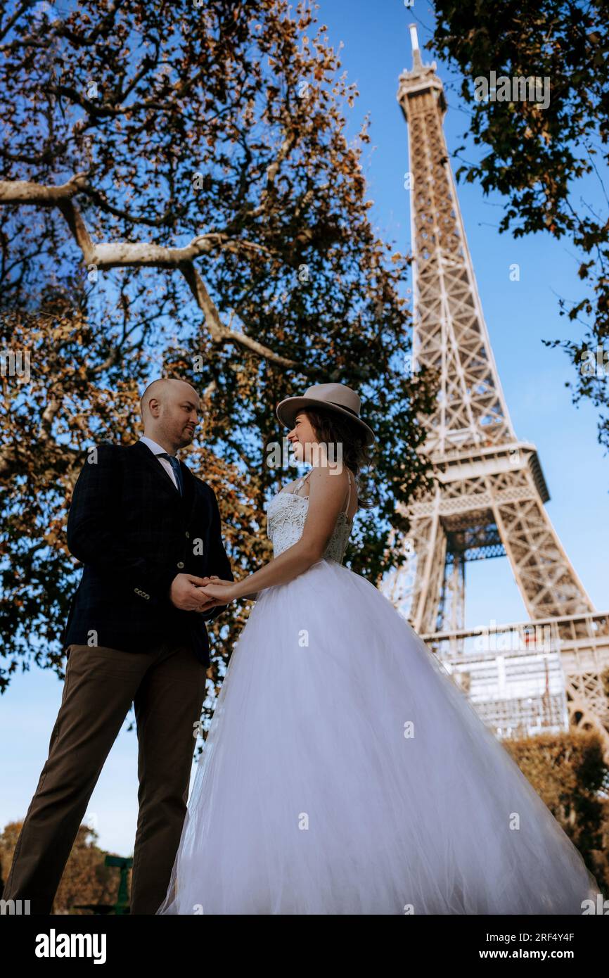 Beautiful just married couple in Paris near the Eiffel tower Stock ...