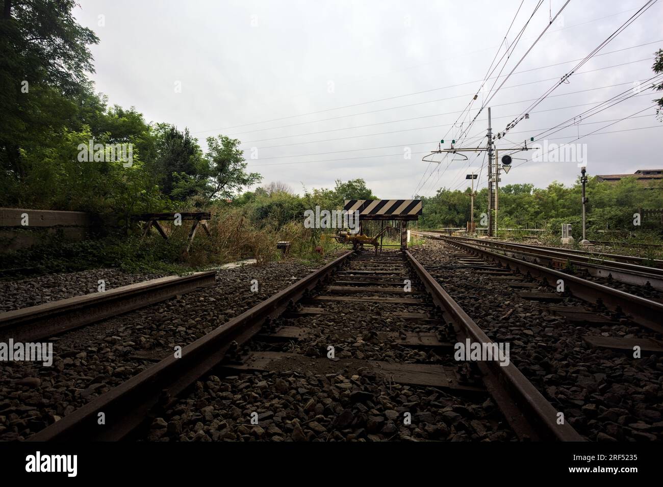 End of railroad tracks hi-res stock photography and images - Alamy