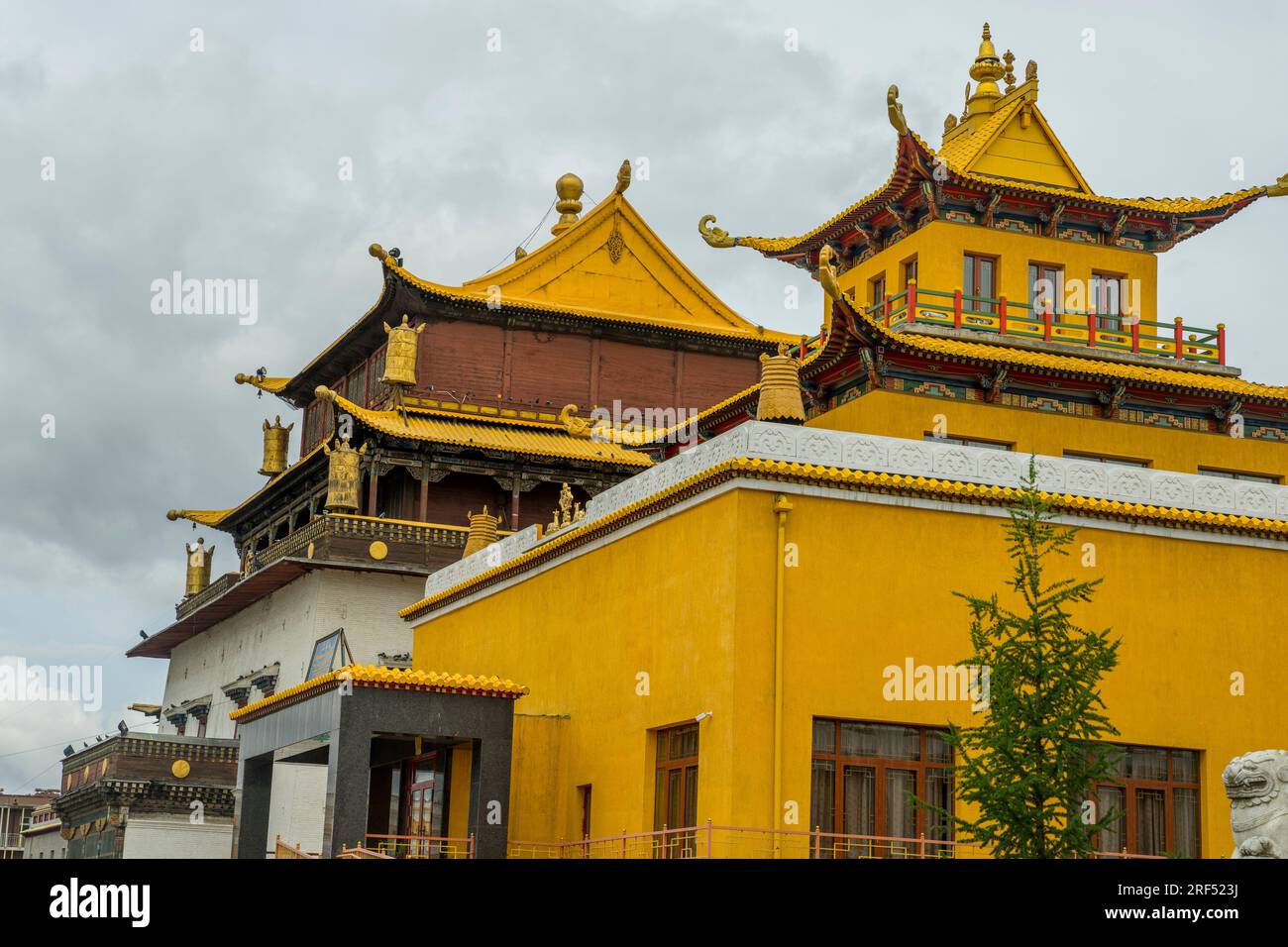 The roof architecture at the Gandantegchinlen Monastery in Ulaanbaatar, Mongolia Stock Photo - Alamy