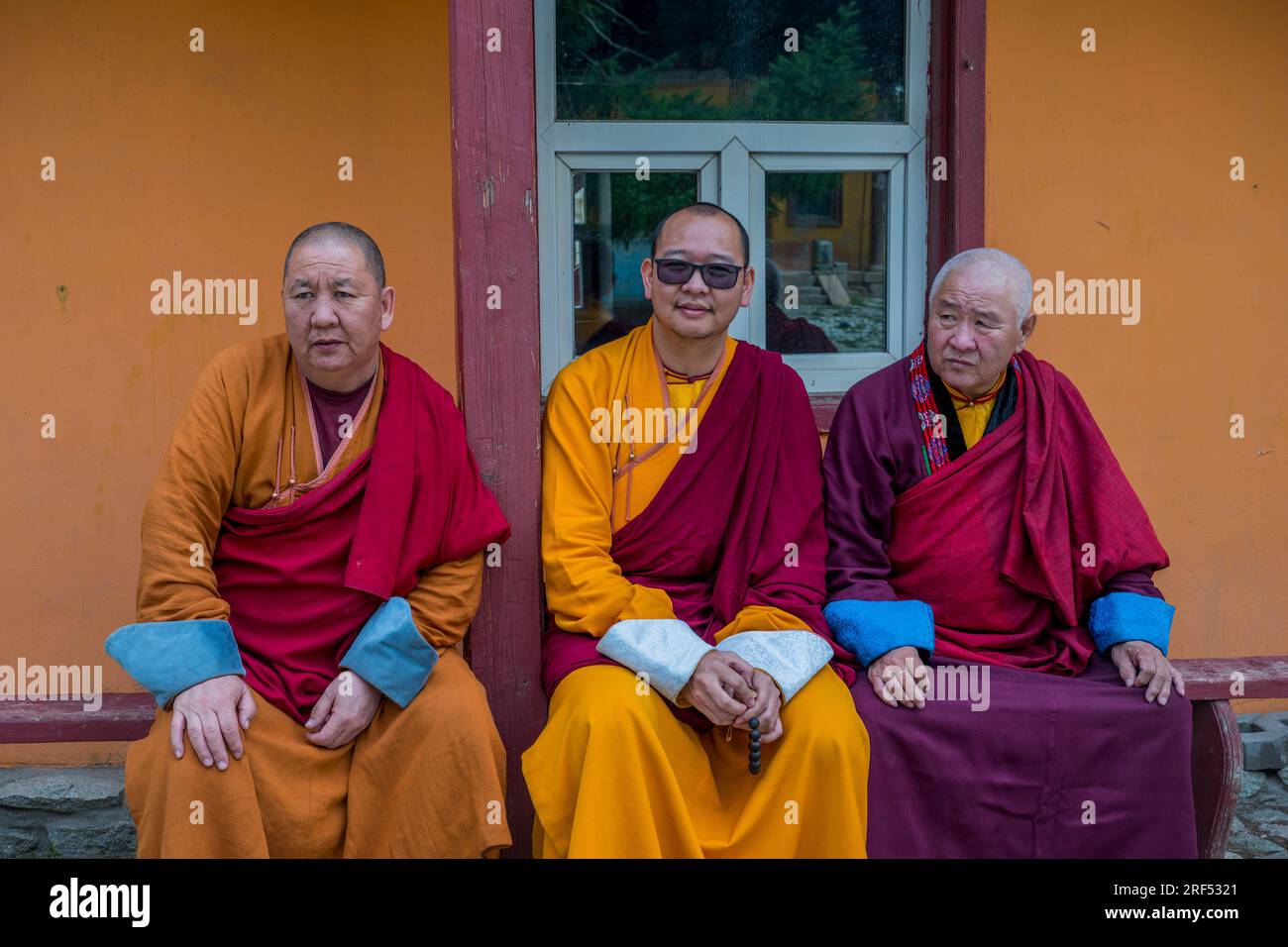 Monks at temple courtyard hi-res stock photography and images - Alamy