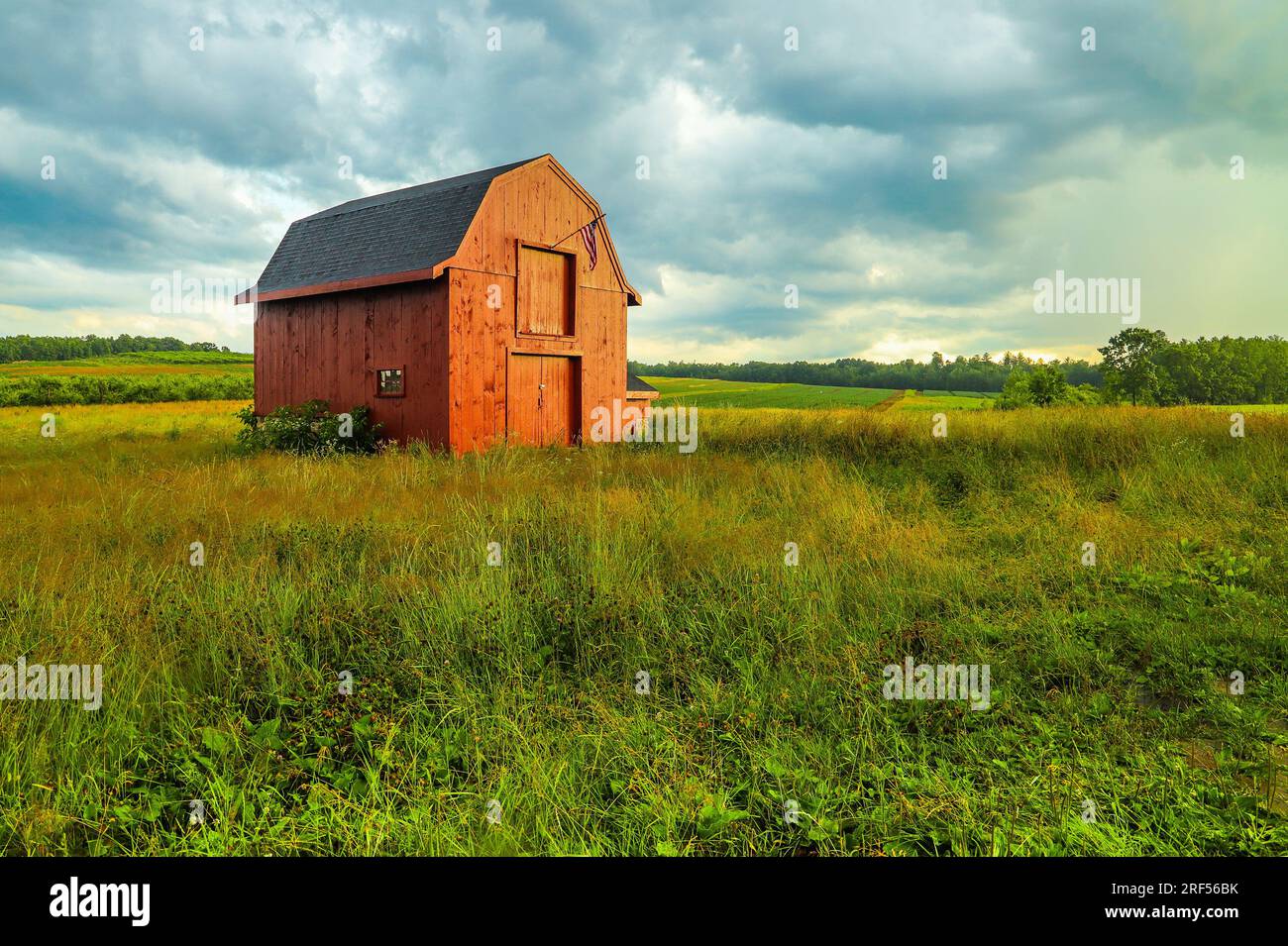 Red barn storm clouds hi-res stock photography and images - Alamy
