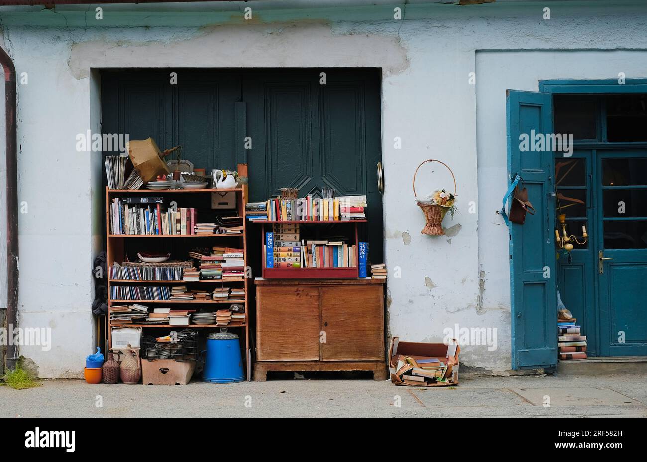 Antique interior bookshelf hi-res stock photography and images - Alamy