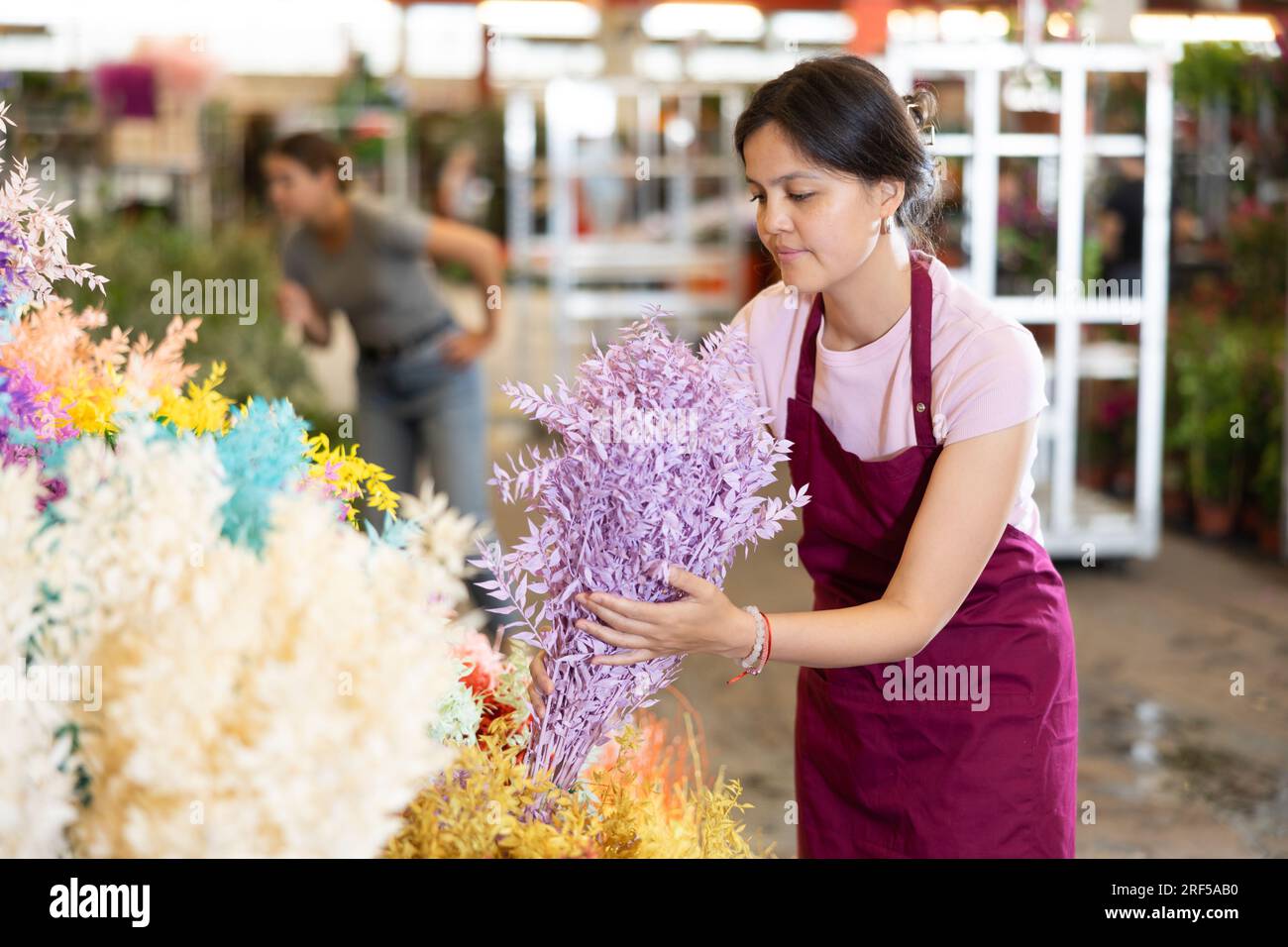 Asian floral shop saleswoman hi-res stock photography and images - Alamy