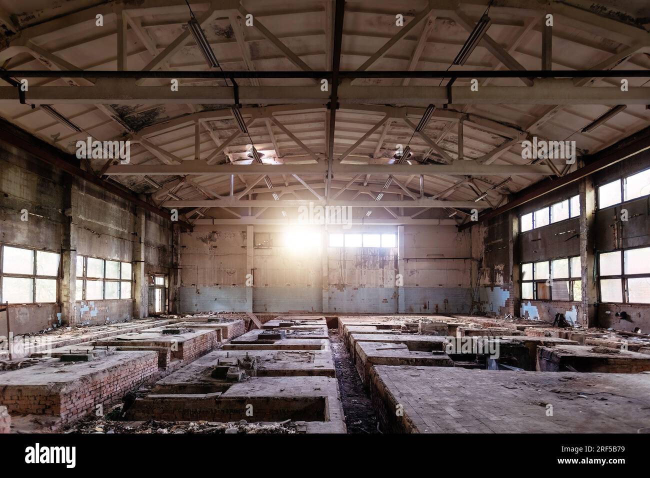 Abandoned factory. Large empty ruined industrial hall Stock Photo - Alamy
