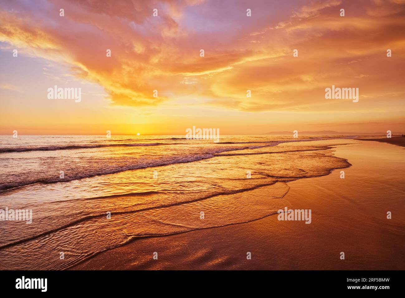 Atlantic ocean sunset surging waves hi-res stock photography and images ...