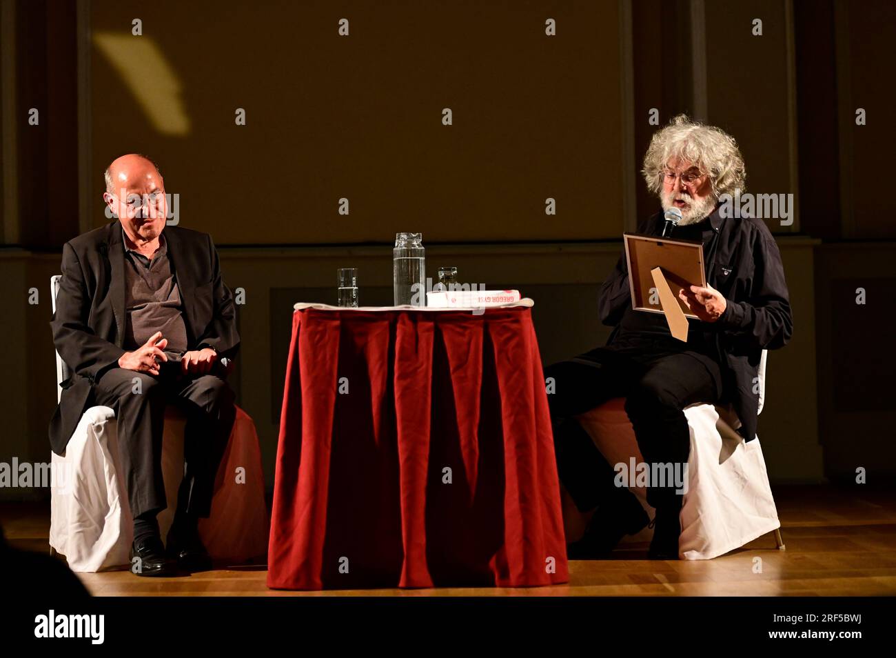 Gregor Gysi und Hans-Dieter Schütt bei Gregor Gysi - Ein Leben ist zu wenig - Im Gespräch ...