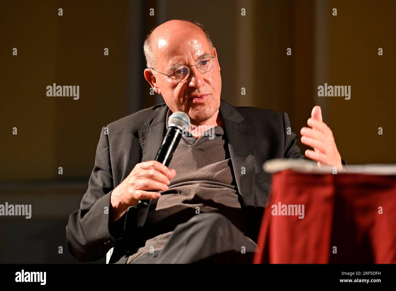 Gregor Gysi bei Gregor Gysi - Ein Leben ist zu wenig - Im Gespräch: Gregor Gysi und Hans-Dieter ...