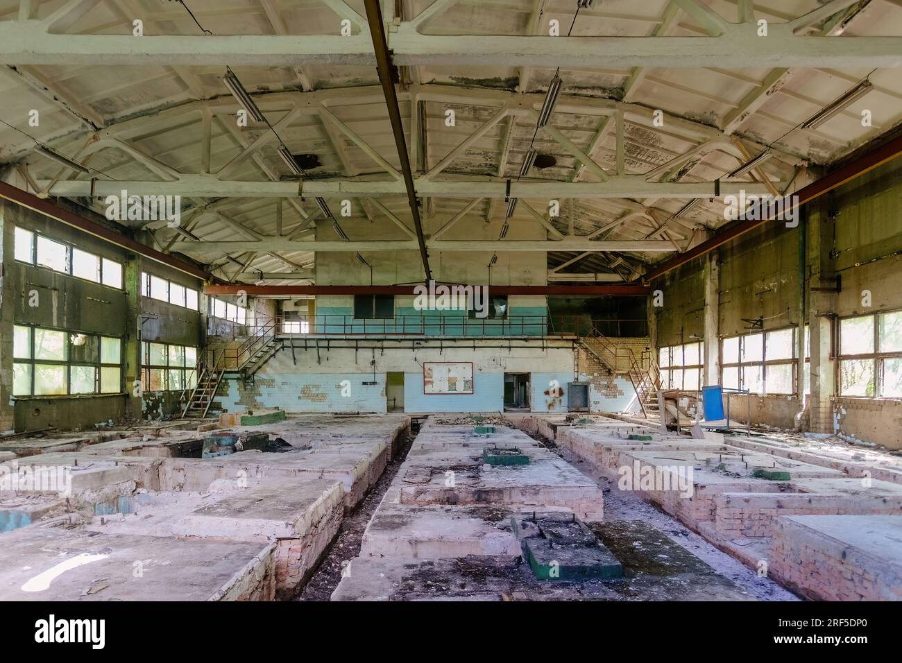 Abandoned factory. Large empty ruined industrial hall Stock Photo - Alamy