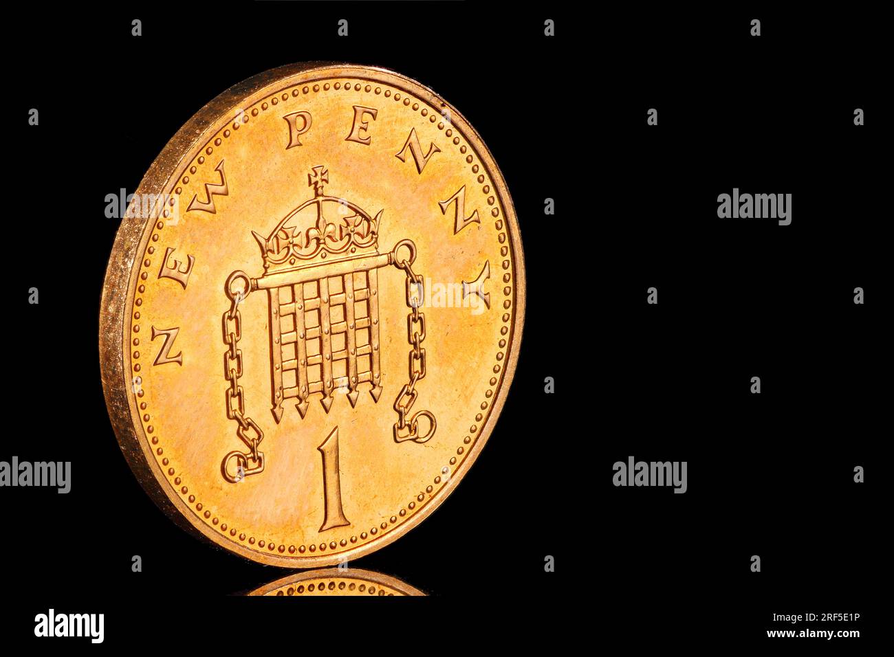 Crowned porticulis and chains hi-res stock photography and images - Alamy